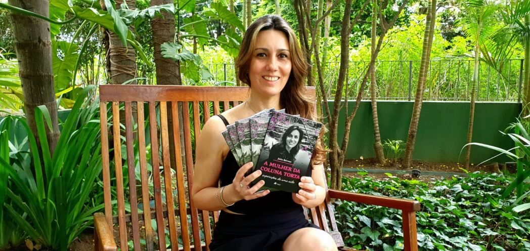 'A Mulher da Coluna da Torta': livro narra uma vida com escoliose ...